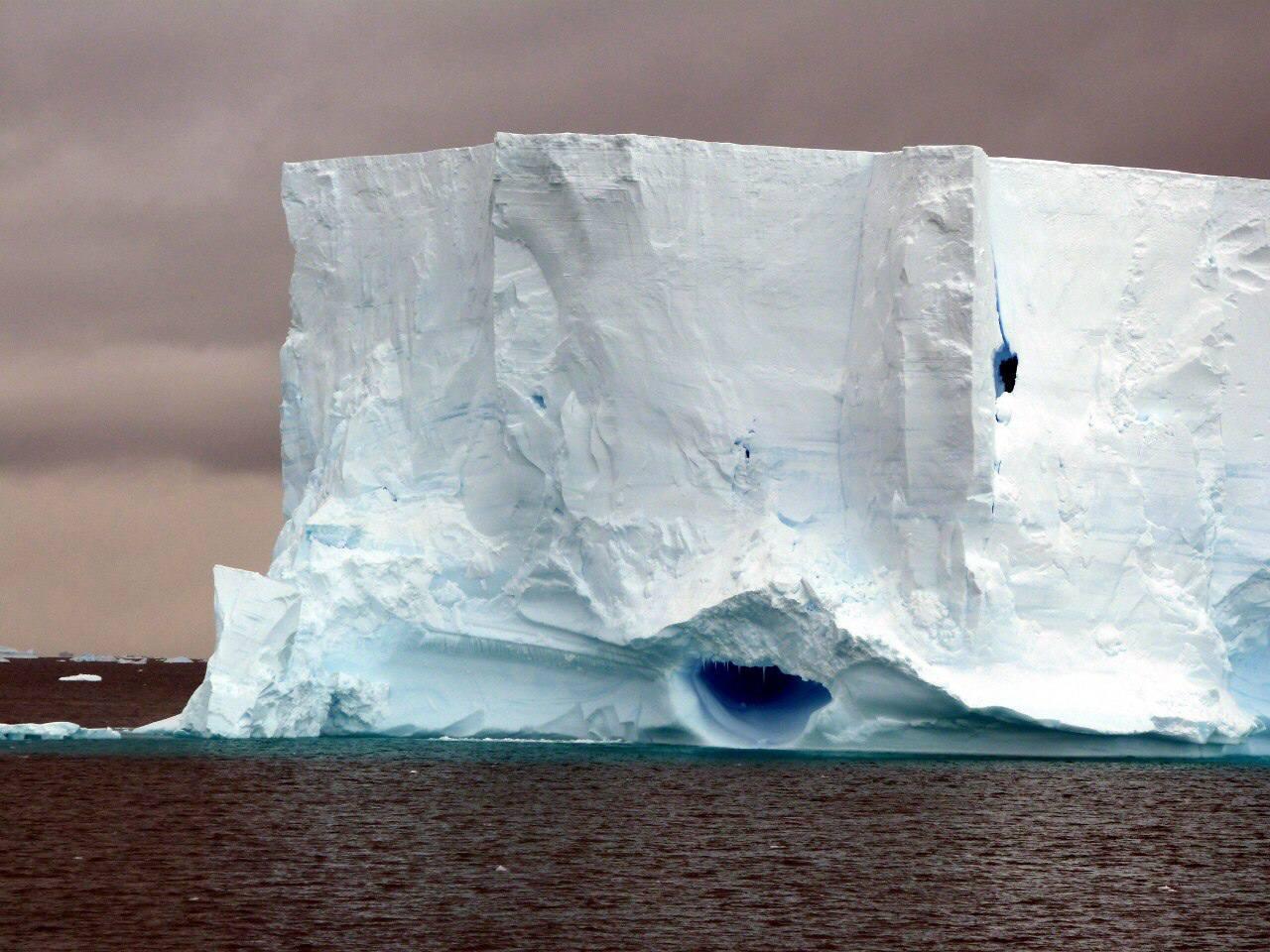 El iceberg más grande del mundo se movió por primera vez en 30 años.